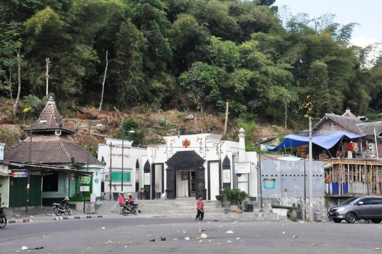 Wisata Ritual di Makam Kyai Raden Santri Gunung Pring – Nuansa Supranatural